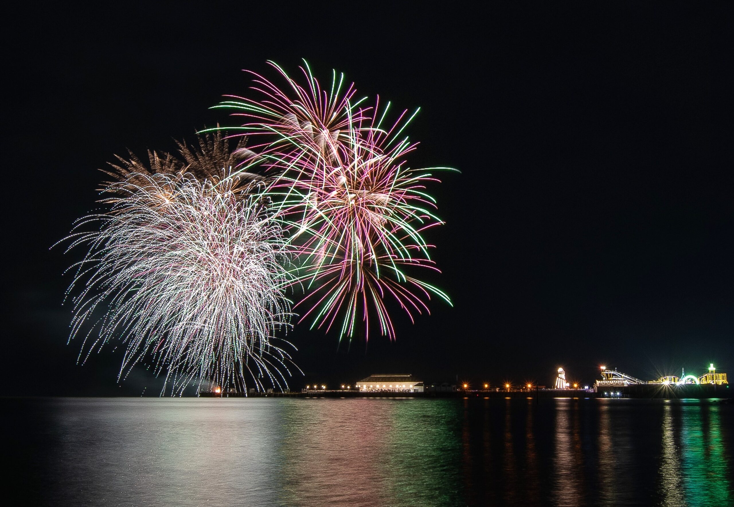 Firework fans flock to Pier - Clacton Pier